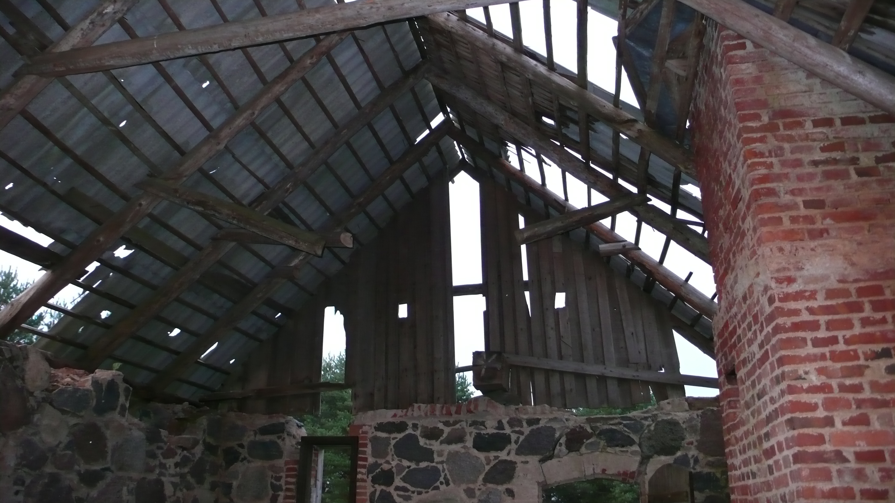 Katuse ja maakivi seina parandus - Hange.ee