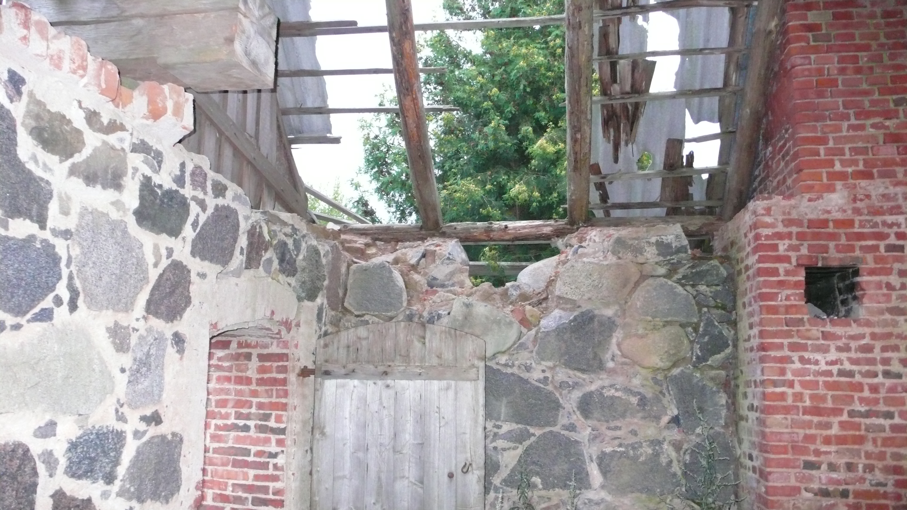 Katuse ja maakivi seina parandus - Hange.ee